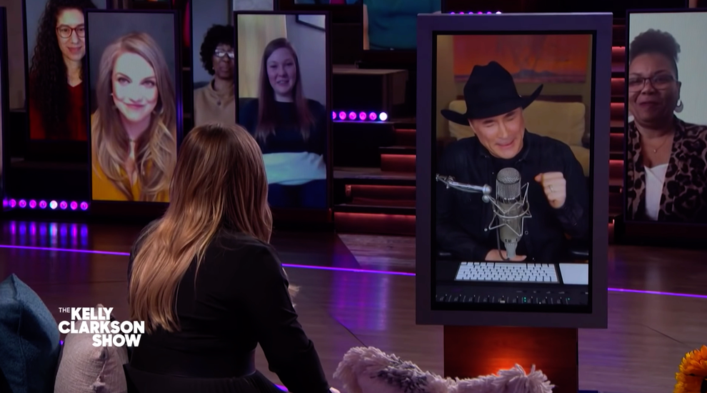 Kelly Clarkson Tells Story Of Going To Bathroom During Concert 7663