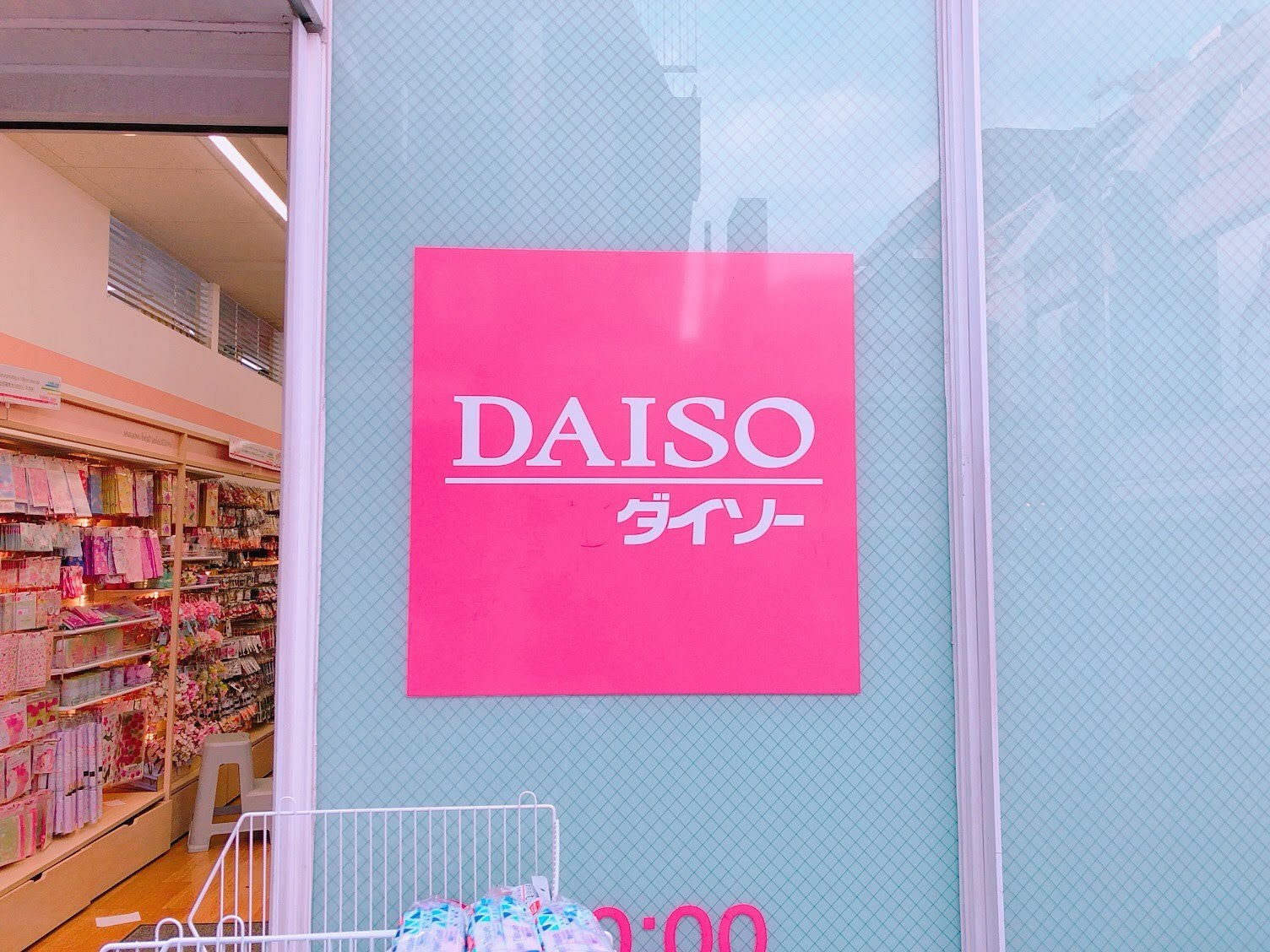 ダイソーってお花屋さんだったの…?110円で買える「花瓶」が ダイソーってお花屋さんだったの…?110円で買える「花瓶」が