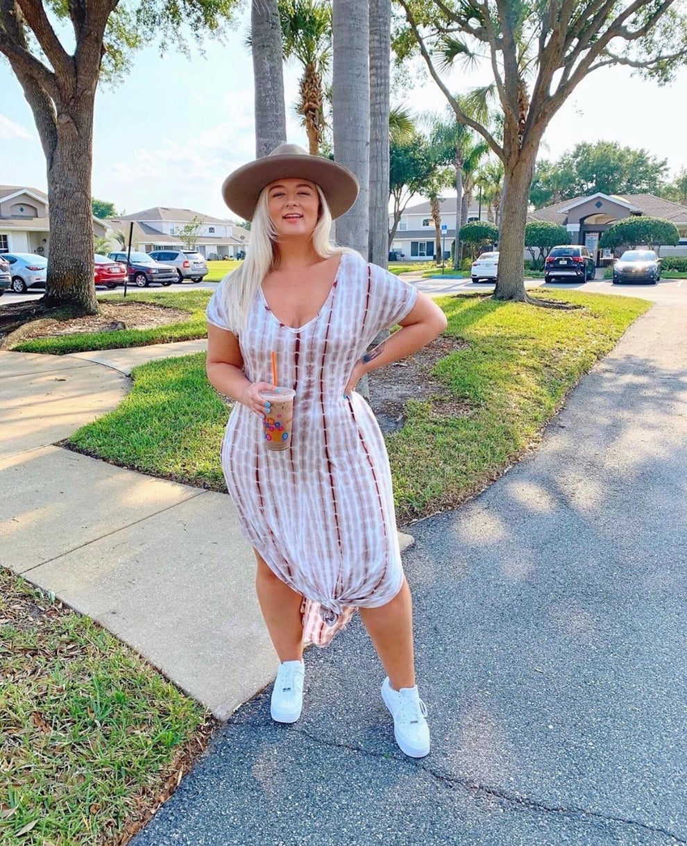 27 Cute Summer Dresses You Can Actually Wear With A Bra