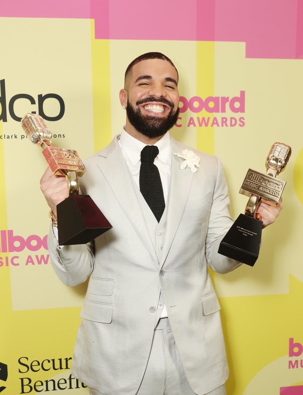 Drake Credited R. Kelly On His New Album And Fans Are Angry