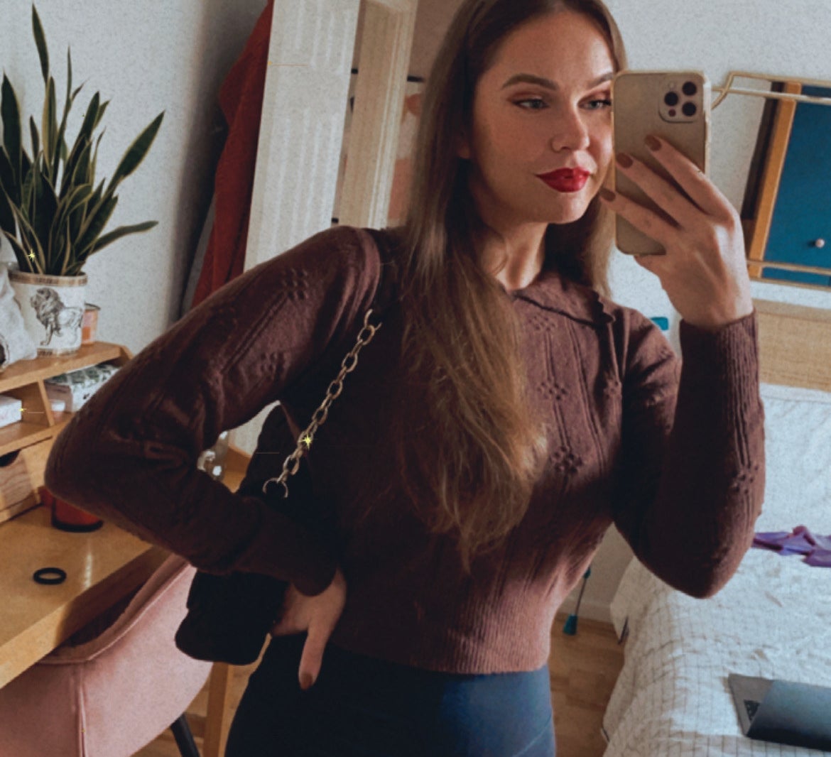 9 Autumnal Outfits That Look Great With A Red Lip