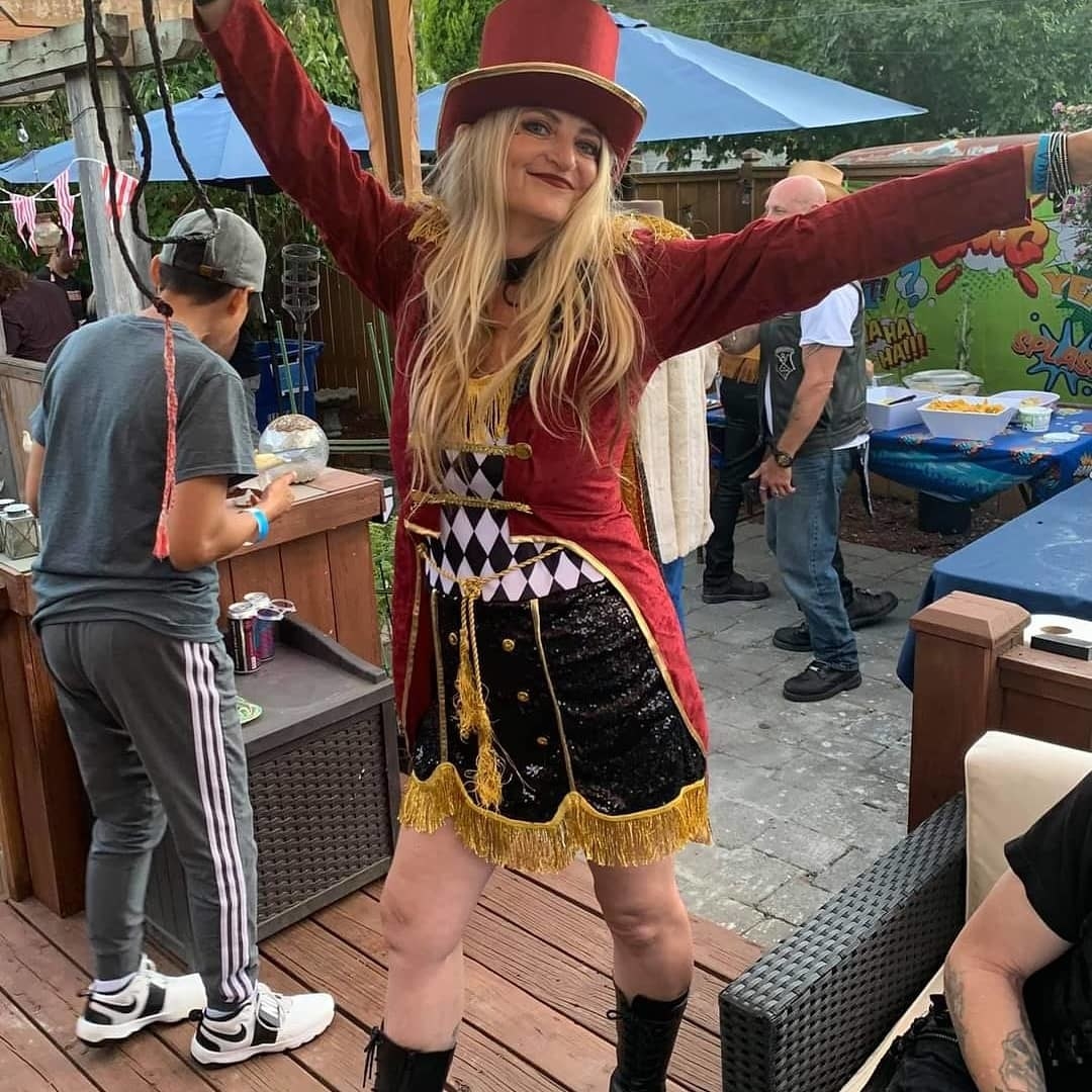 27 Easy Halloween Costume Ideas You Only Need To Buy One Item For