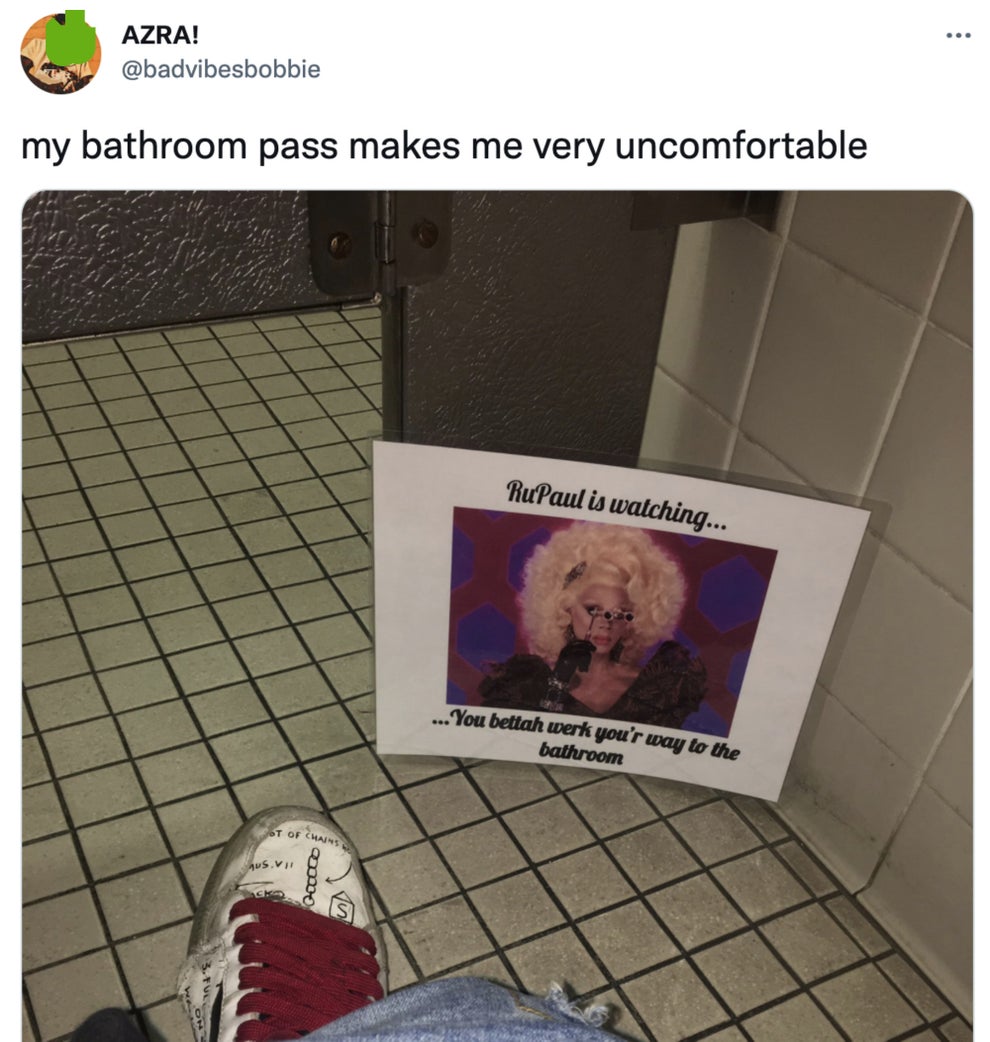 35 Times Teachers Truly Went Above And Beyond With Their Hall Passes