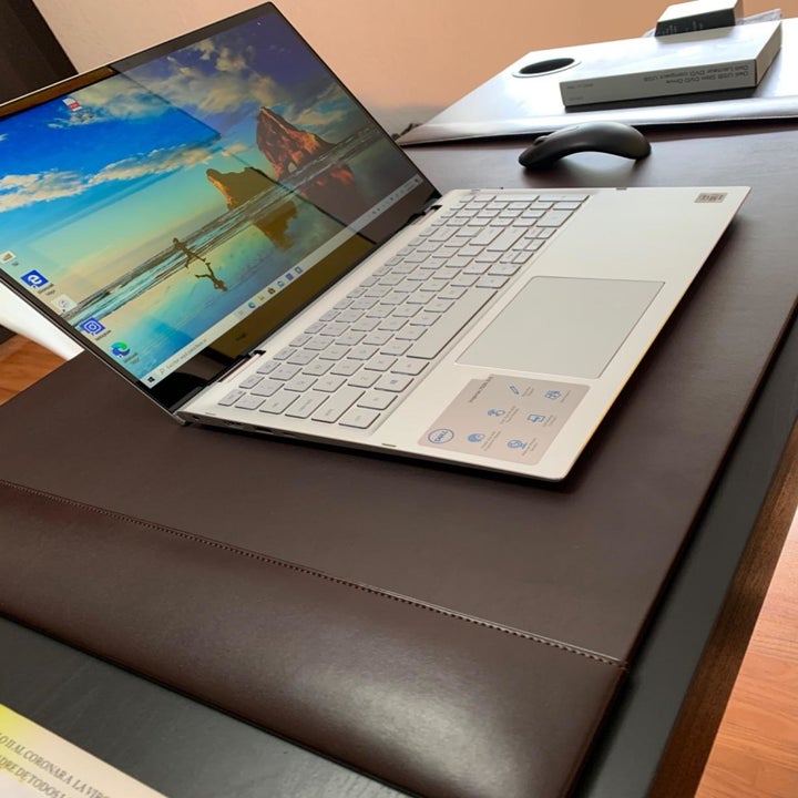 19 Best Desk Pads For Budget, Style, And Workspace 2022