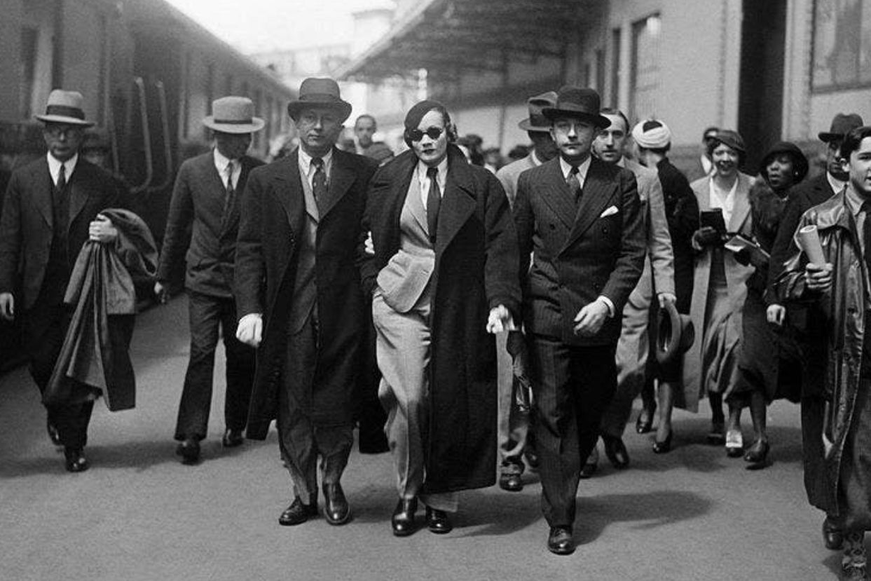 FARK.com: (12816226) Photoshop this stroll through a train station