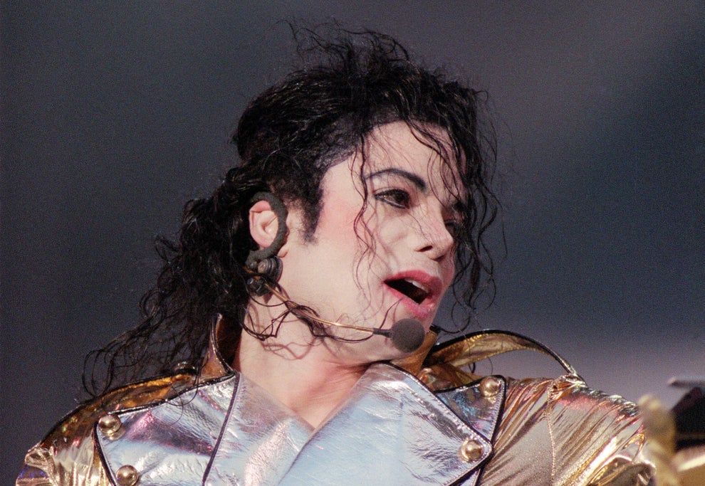 Resurfaced Video Of Michael Jackson Stopping Concert For Bug