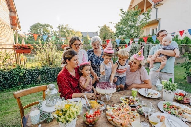 Should Parents Bring All Their Kids To A Birthday Party