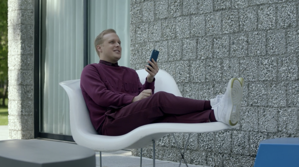 Ranking Elliott's Best Outfits In "Search Party"