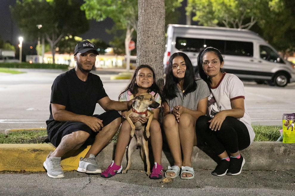 Volunteers Help Reunite Dogs With Immigrant Owners After They Get ...
