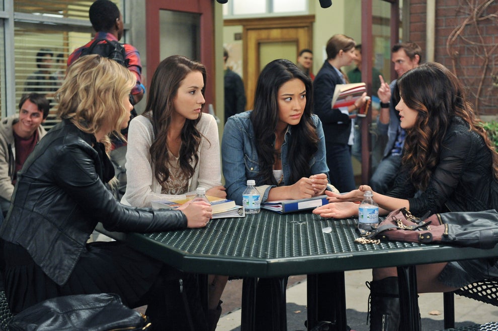 24 Pretty Little Liars Books Differences