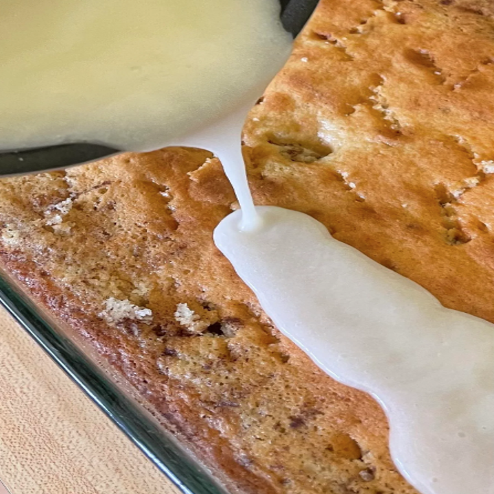 I Made The Viral Reddit Cinnamon Roll Cake And OMG It's Good