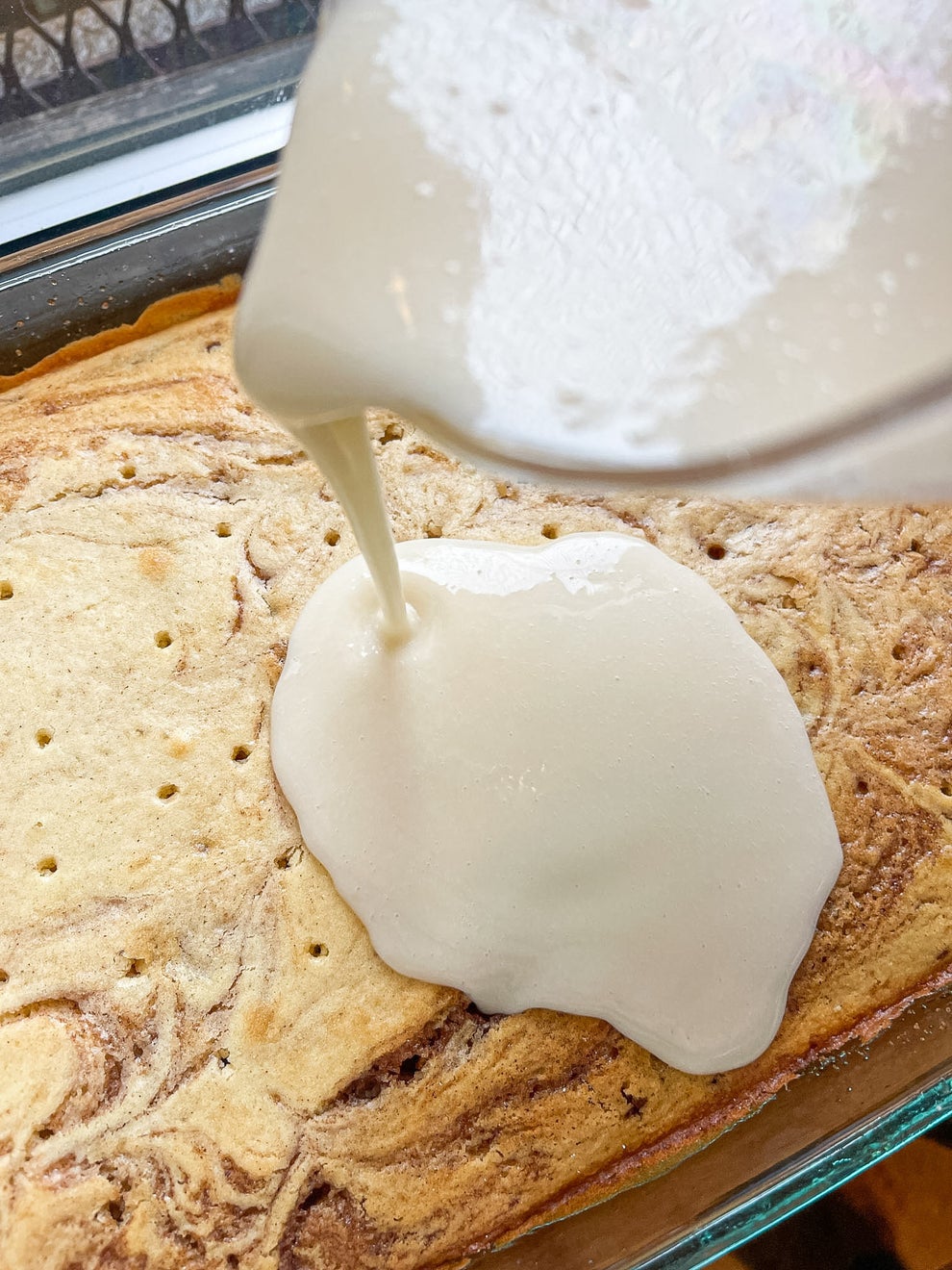 I Made The Viral Reddit Cinnamon Roll Cake And OMG It's Good