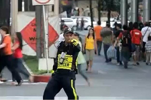 Filipino Traffic-Cop Dances Like Michael Jackson While Directing Cars ...