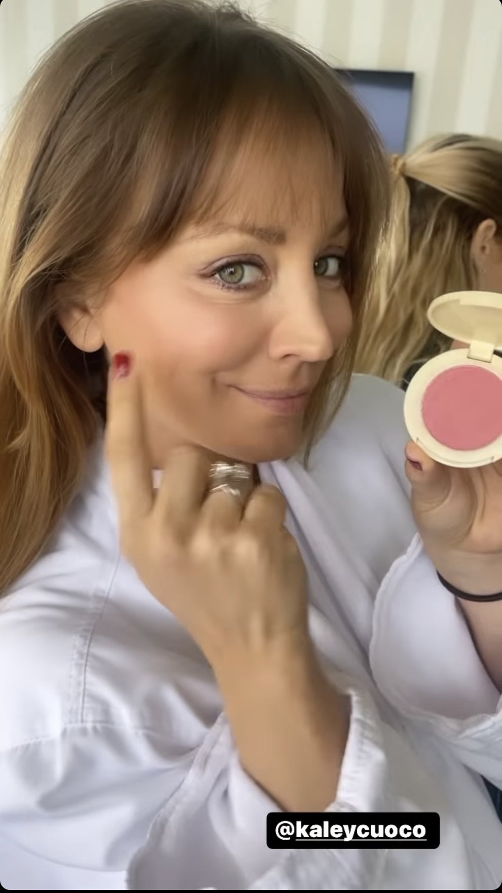 Kaley Cuoco 2023 Golden Globes Hairstyle