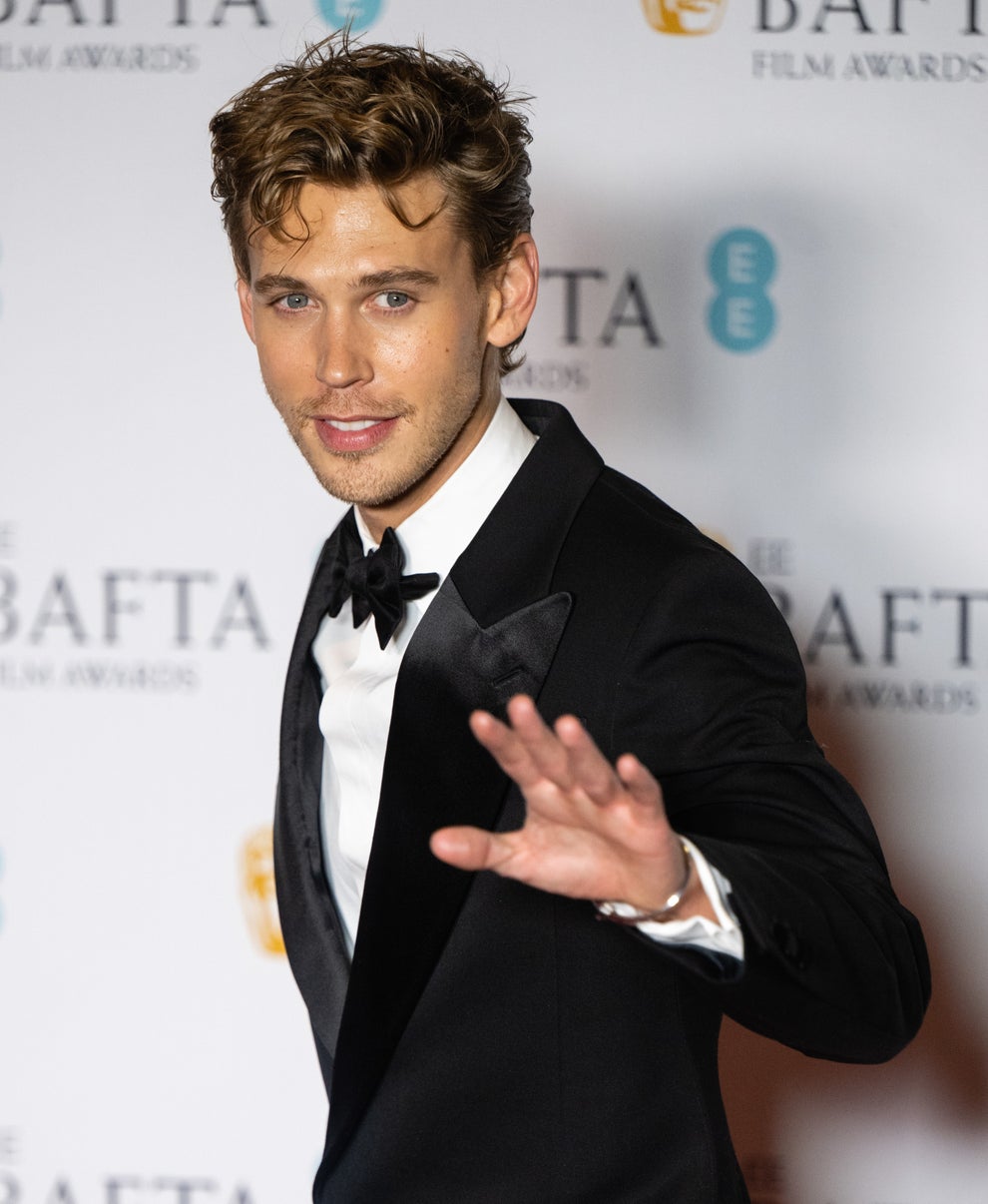 Austin Butler Praised For Helping Sally Field Walk At SAG Awards