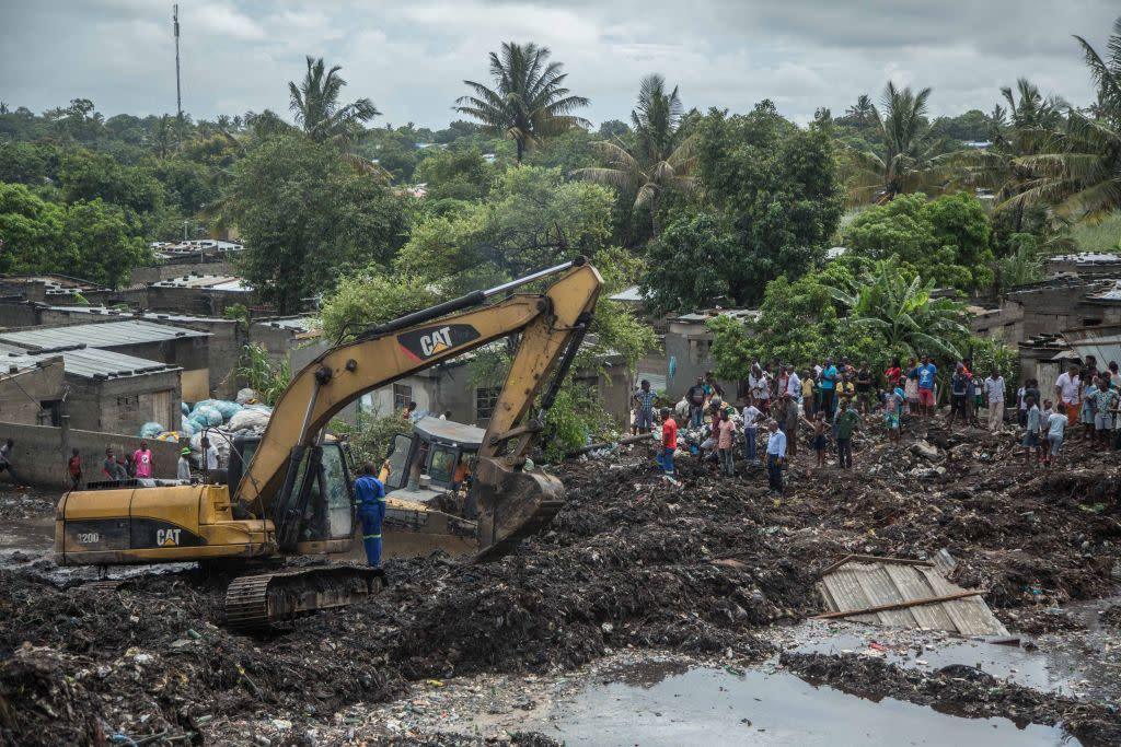 Massive Landfill Collapse Leaves 17 Dead in Mozambique | Complex