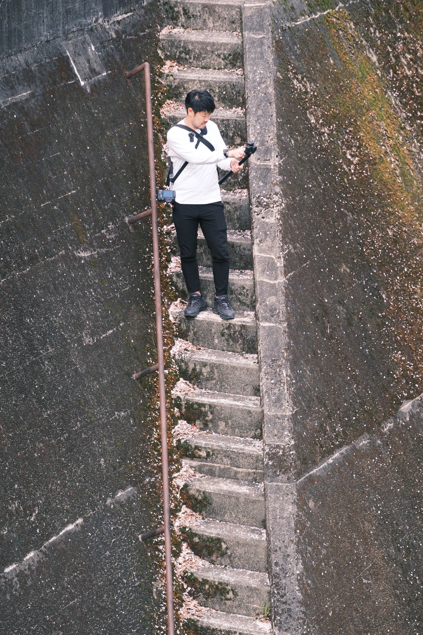 角度エグすぎん…？ 廃墟写真家が見つけた“最恐の階段”→10.6万いいねの大反響「作画崩壊」「これは怖い」