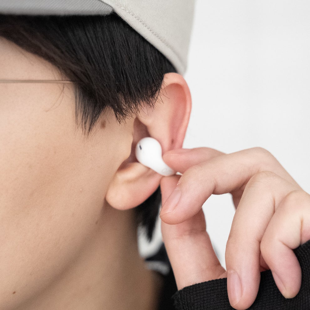 こんなの初めて…！Ambieの「イヤリング型イヤホン」なら耳を塞がず音楽が聴ける！