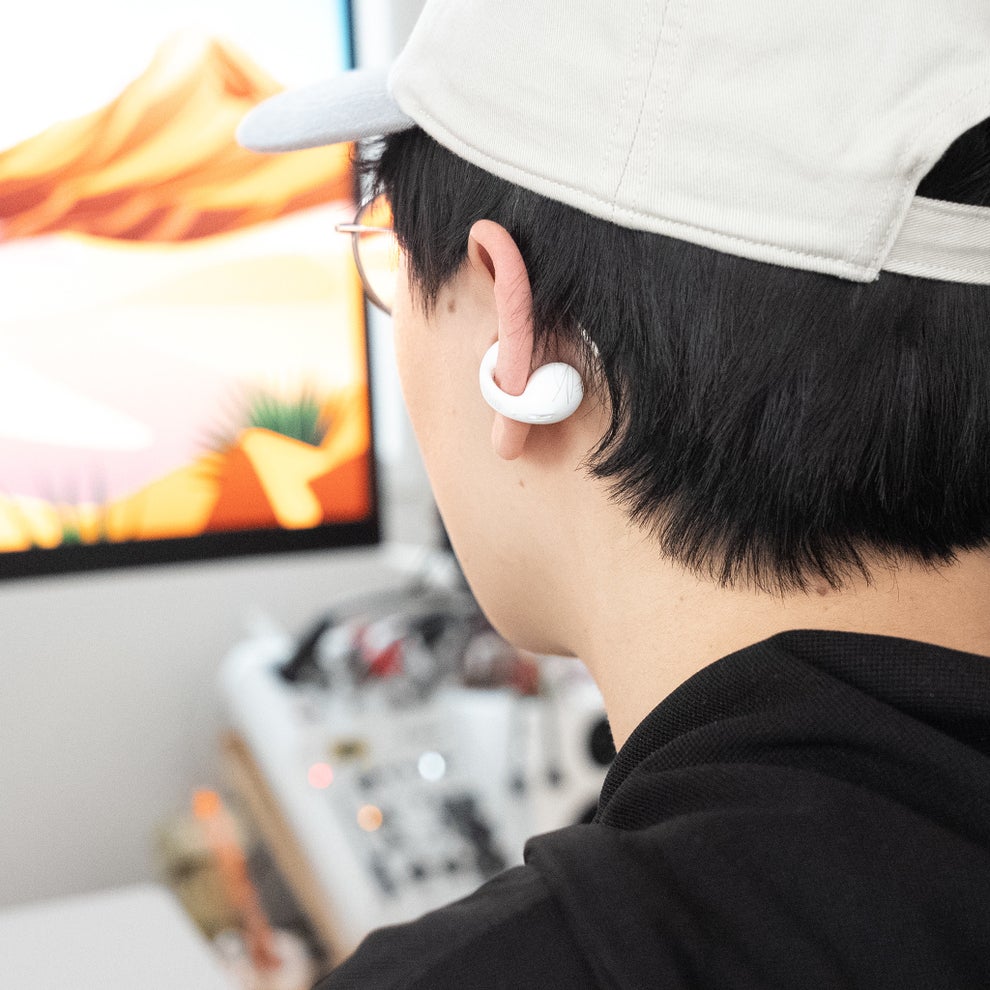 こんなの初めて…！Ambieの「イヤリング型イヤホン」なら耳を塞がず音楽が聴ける！