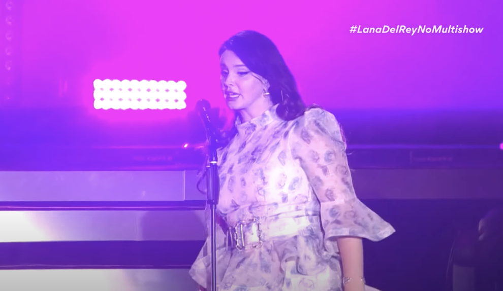 Lana Del Rey Pauses Show To Look For Vape On Stage