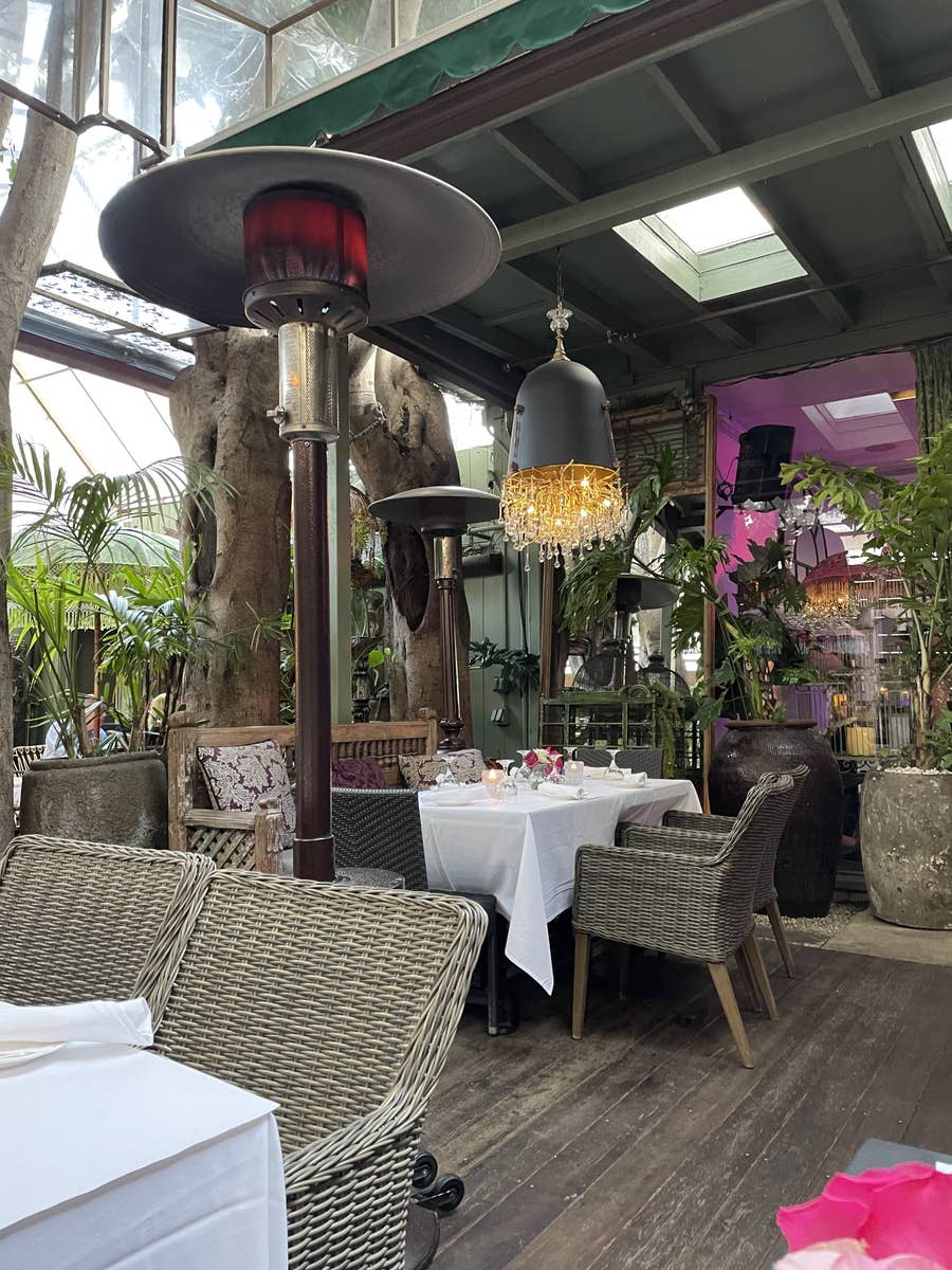 Cast Of Sur Restaurant
