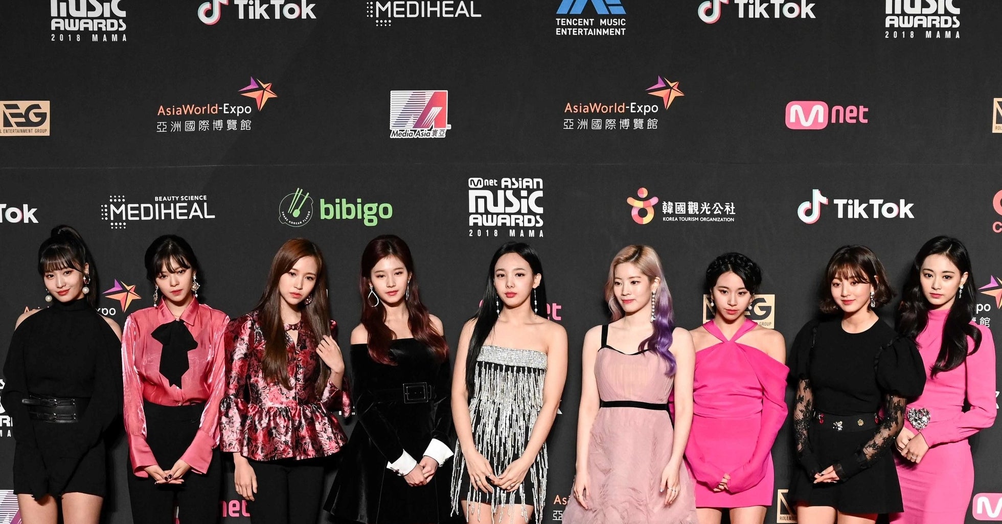 TWICEメンバーが踊るYOASOBI『アイドル』がまさかの“そっち側”だった！→「何してるん」「ヲタ芸やん」