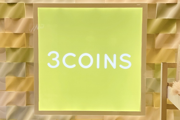 【3coins】もうソファから動けないよ…！人をダメにする「おしゃれミニテーブル」タブレットを固定できるのが超優秀！