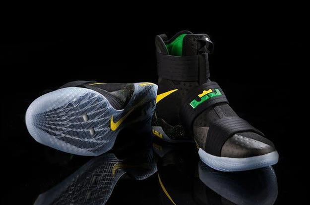 The Oregon Ducks Get More Exclusive LeBron Sneakers | Complex