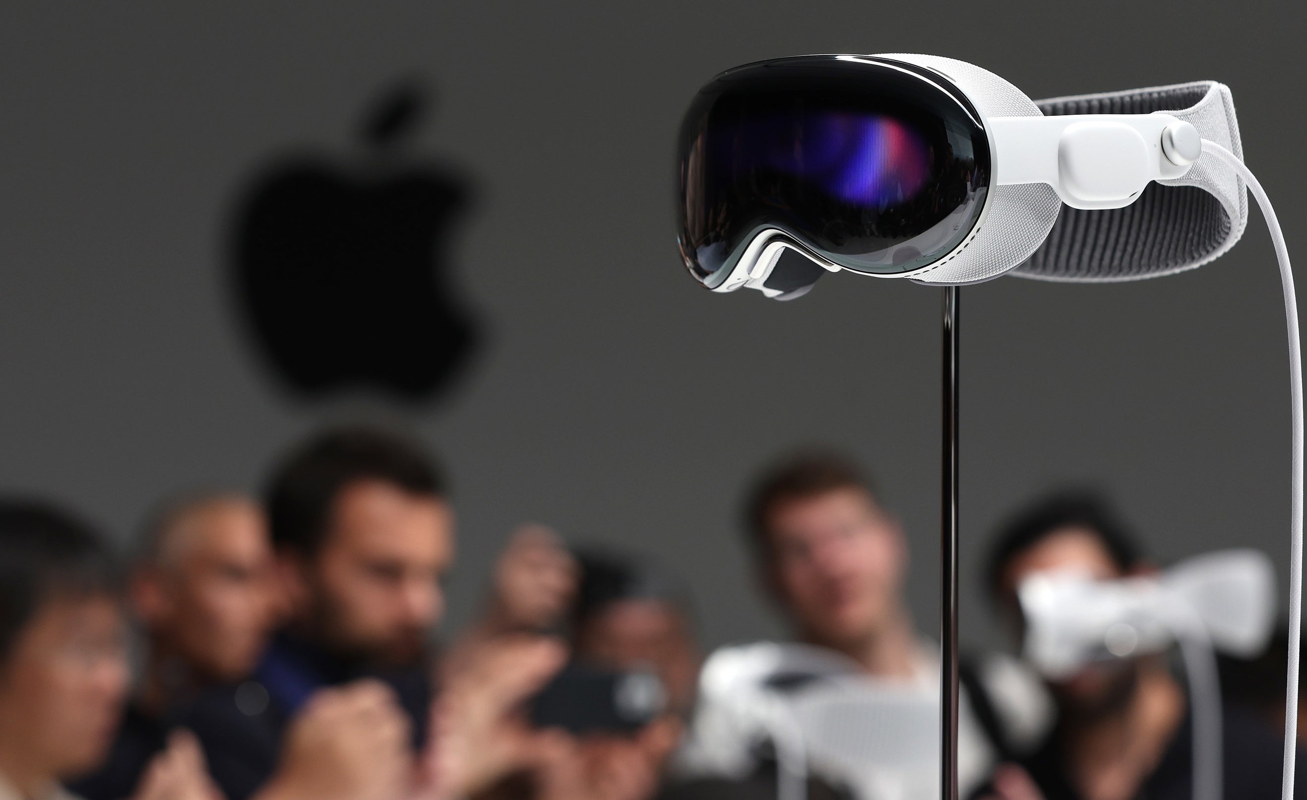 Apple Unveils $3,500 Vision Pro VR Headset | Complex