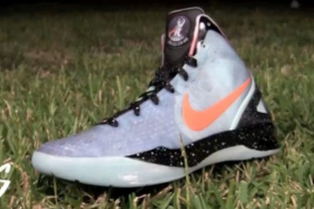 Video // Detailed Look At The Hyperdunk 2011 Supreme BG "Galaxy" | Complex