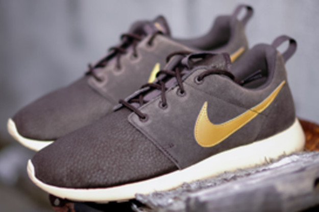 Nike Roshe Run Suede in Velvet Brown and Gold | Complex