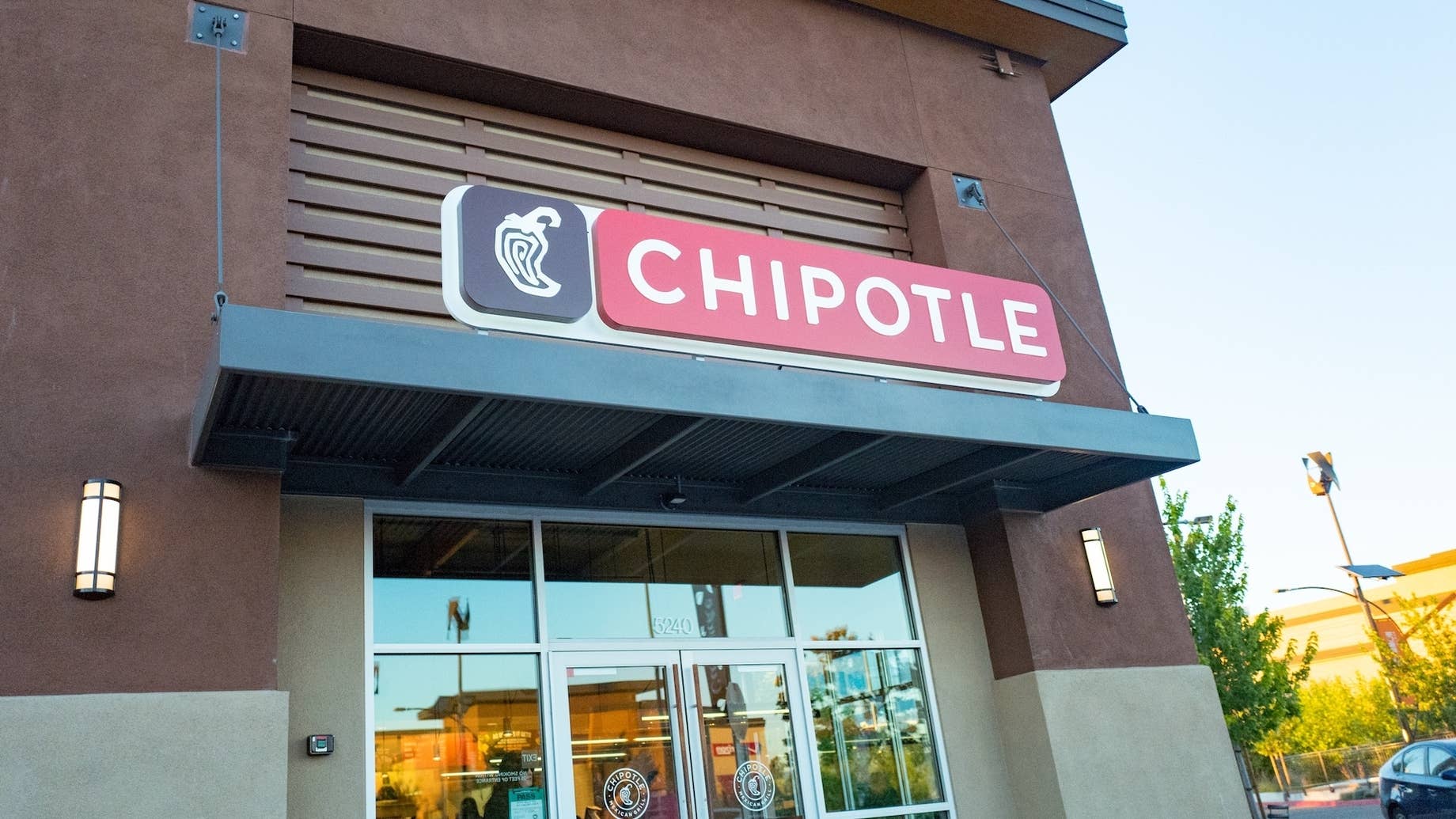 Chipotle Launches a Robot that Helps Make Guacamole | Complex
