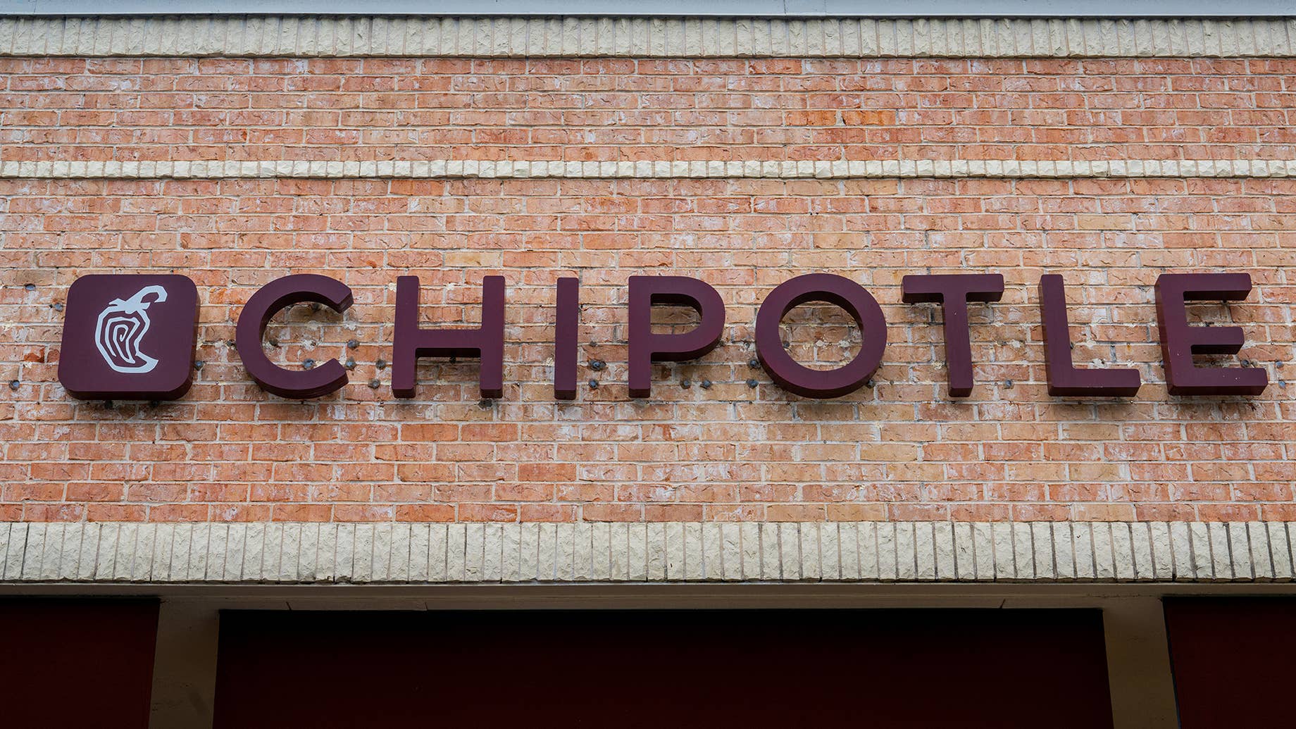 Numerous Chipotle Reviews Claim Employee Seduced Husbands | Complex