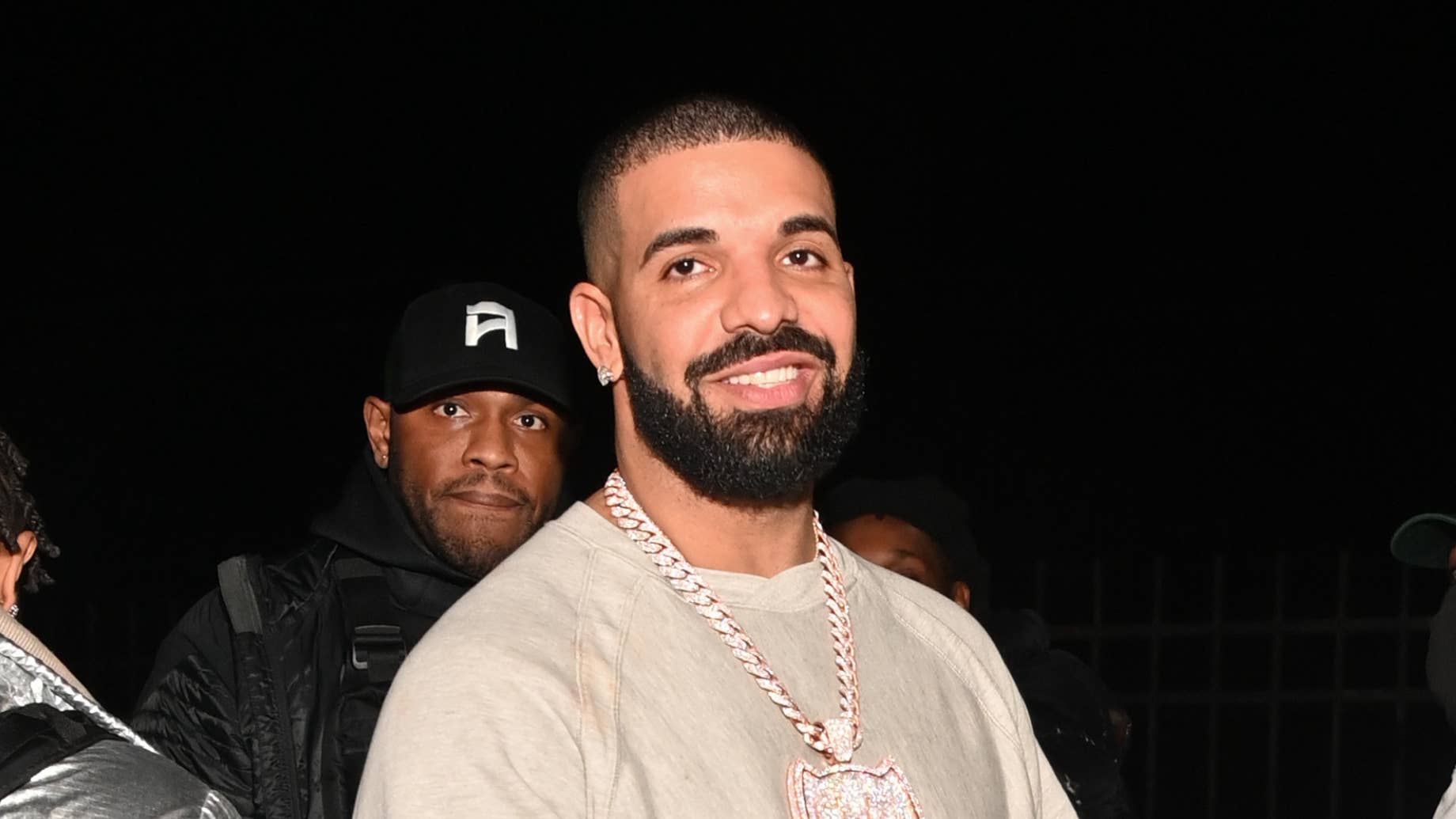 Drake Performs Emotional Tribute to Mom at 'It's All a Blur' NYC Show ...