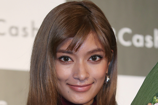 【画像】「セクシー美脚」「たまりませーん♡」ローラのショーパン姿がこちら
