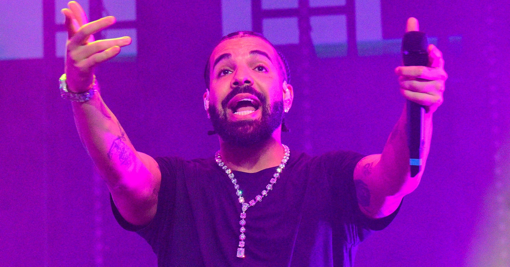 Phone Thrown at Drake During the First Show of His Tour | Complex