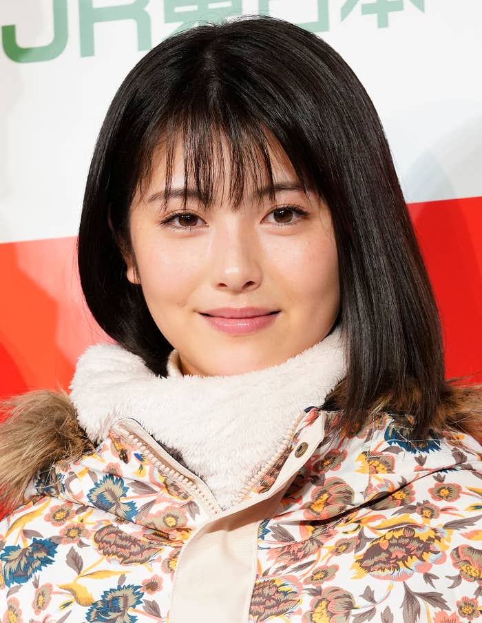 浜辺美波「んん～ああ、もう～～！！」布団で悶える姿にファン歓喜「かわいすぎんか？」「ズギャン」
