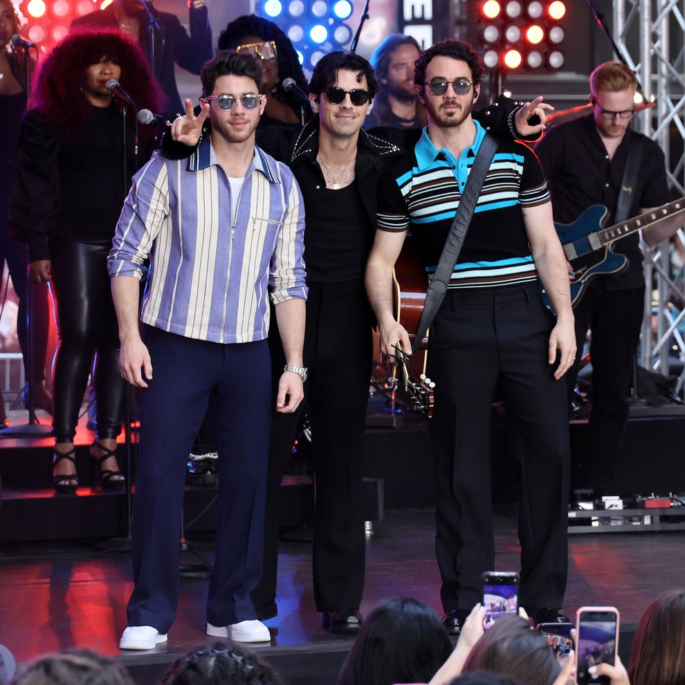 Kevin Jonas's Wife Danielle Jonas Feels "Less Than" Sophie Turner ...