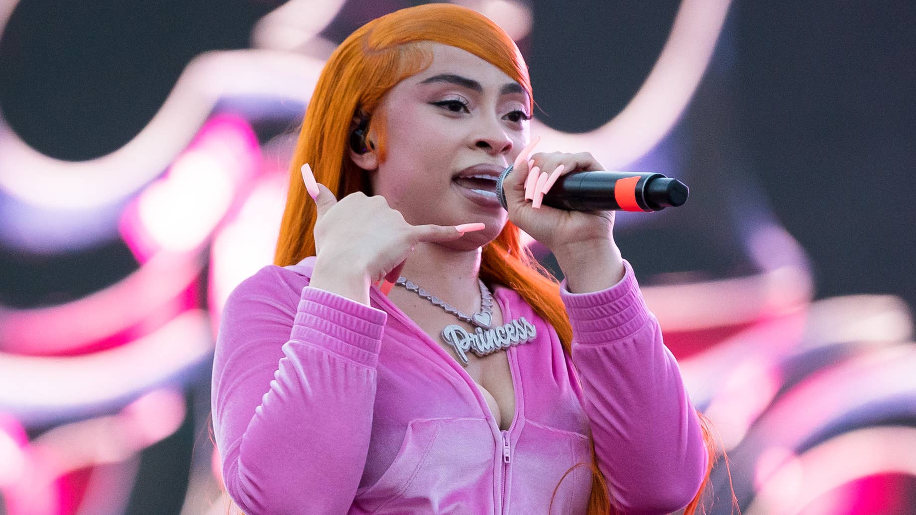 Watch Ice Spice’s ‘Baddie’ Mom Rap Along to “Deli” in Viral Clip | Complex