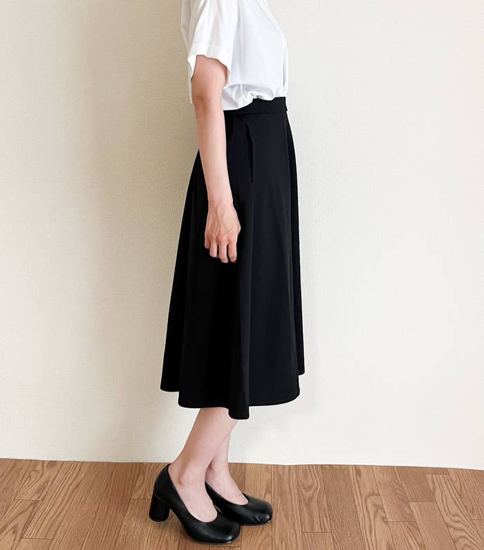 【GU】着回しの天才じゃん！シルエットがめっちゃキレイな「楽ちんスカート」体がスッキリ見える名品でした！