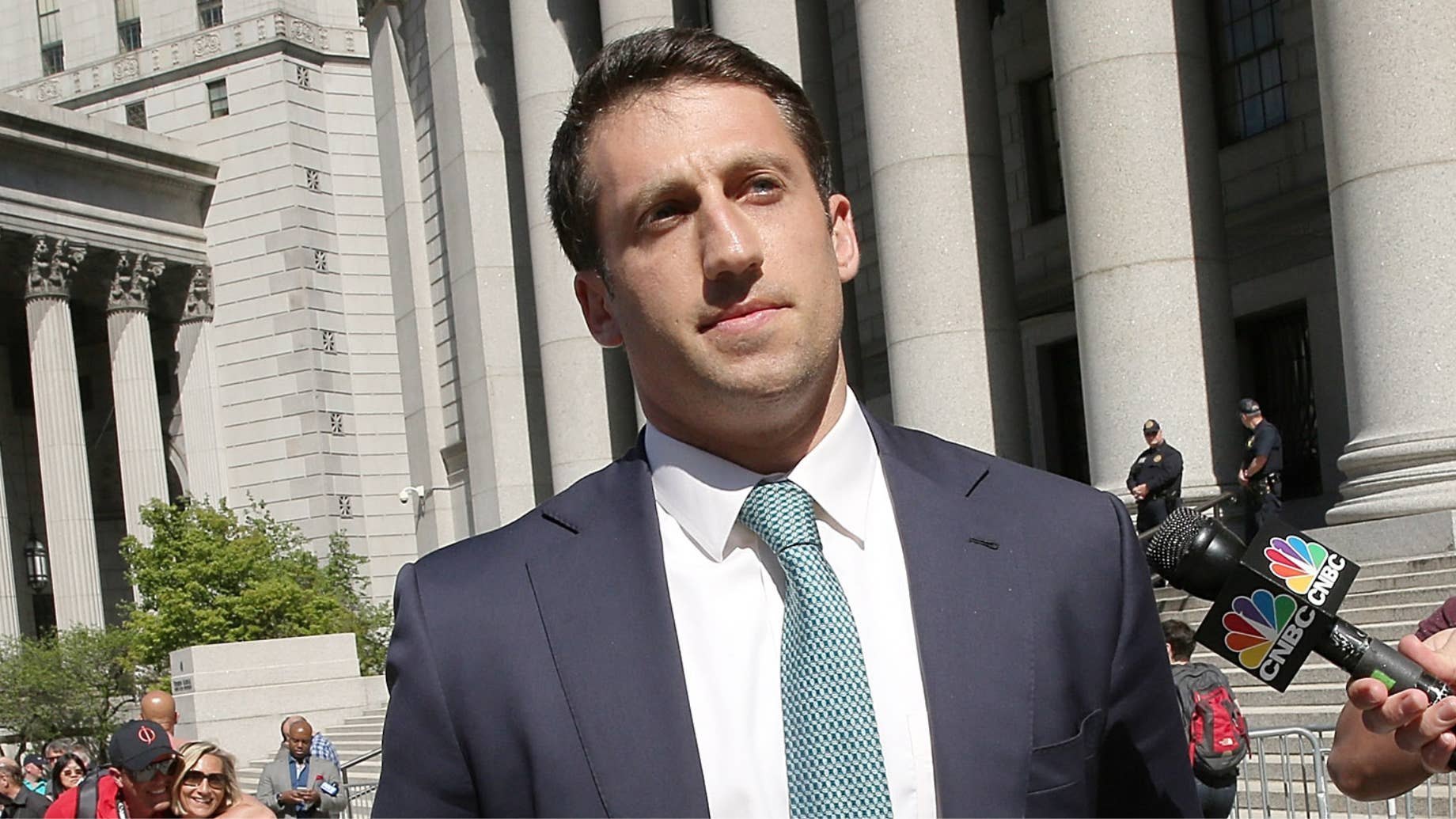 Team Roc Enlists Jay's Lawyer Alex Spiro to Defend Applebee's Arrest ...