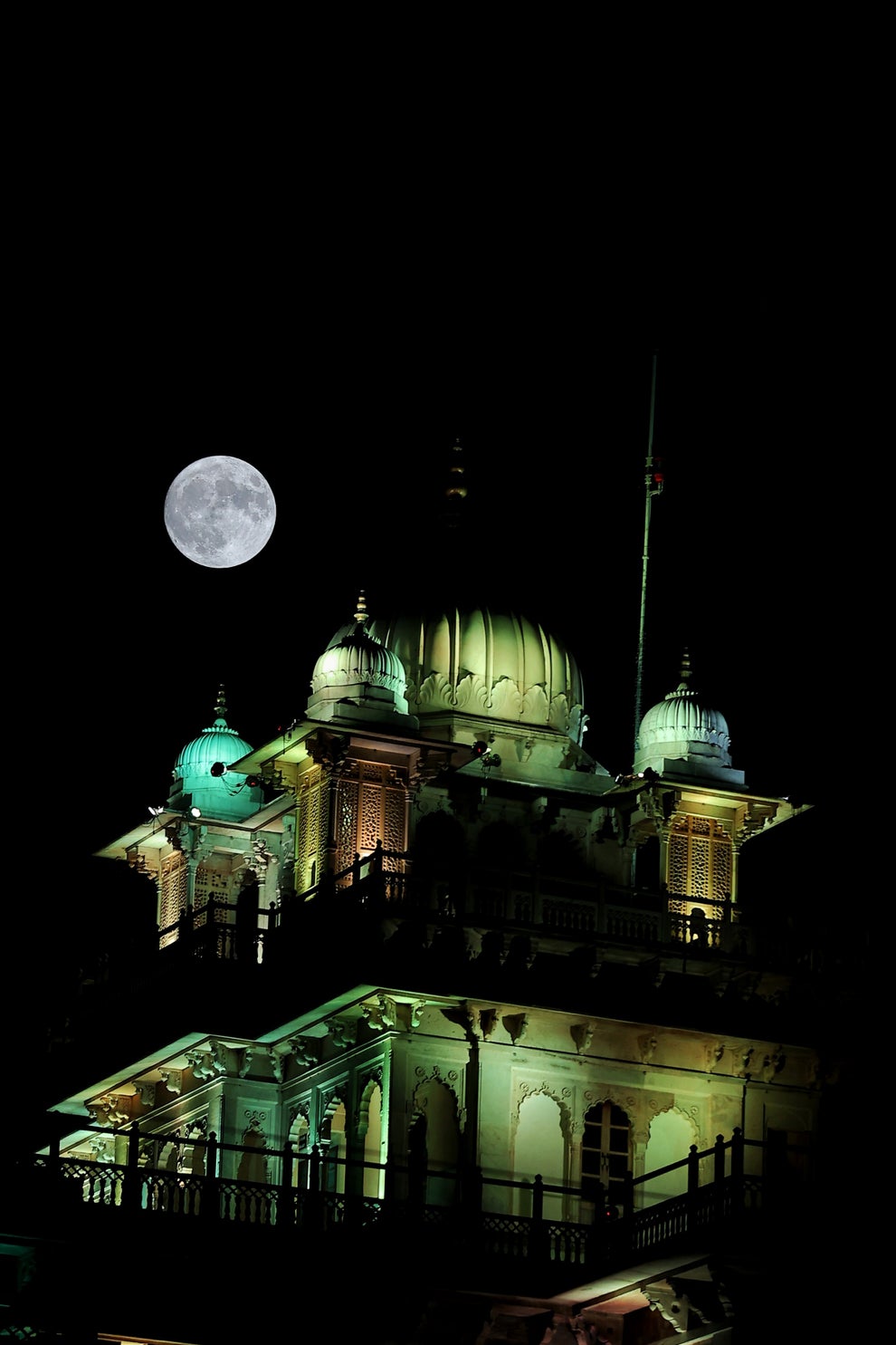 16 Photos Of The Blue Supermoon From Around The World
