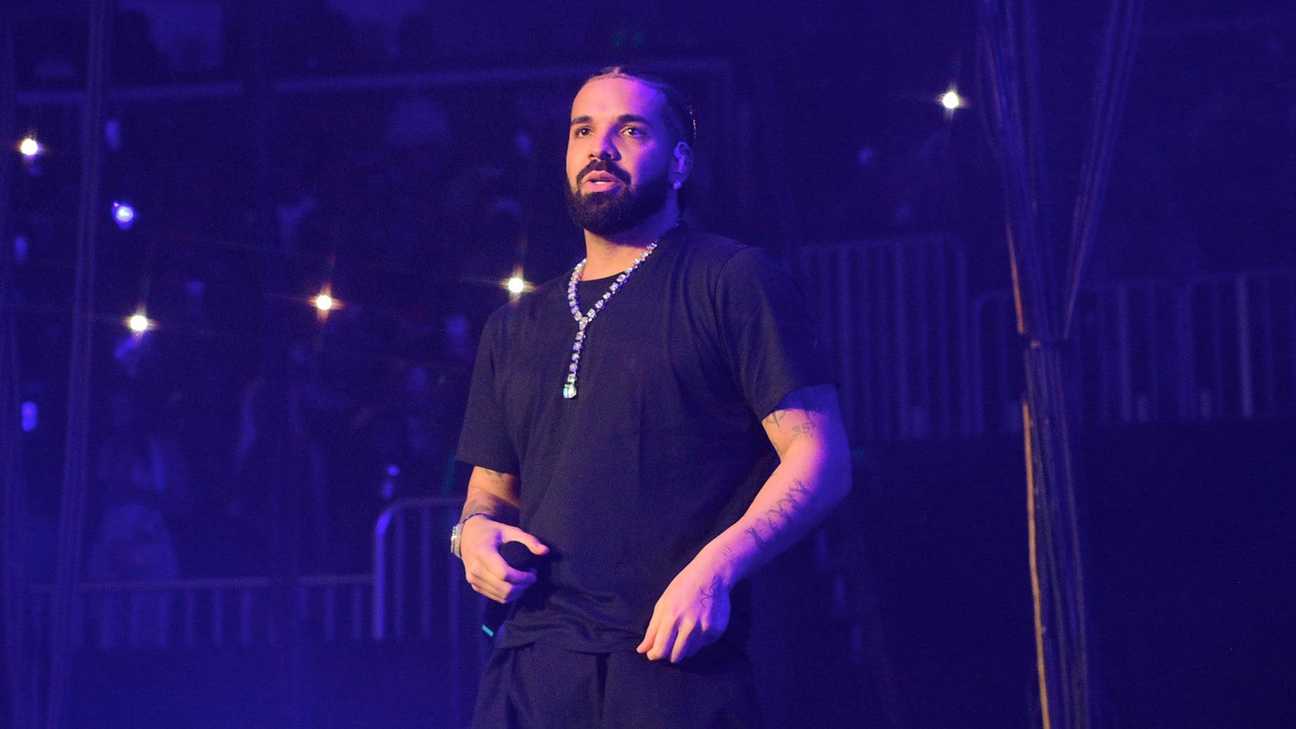 Watch Drake Push Fan Who Tries to Kiss Him at Dallas Show | Complex