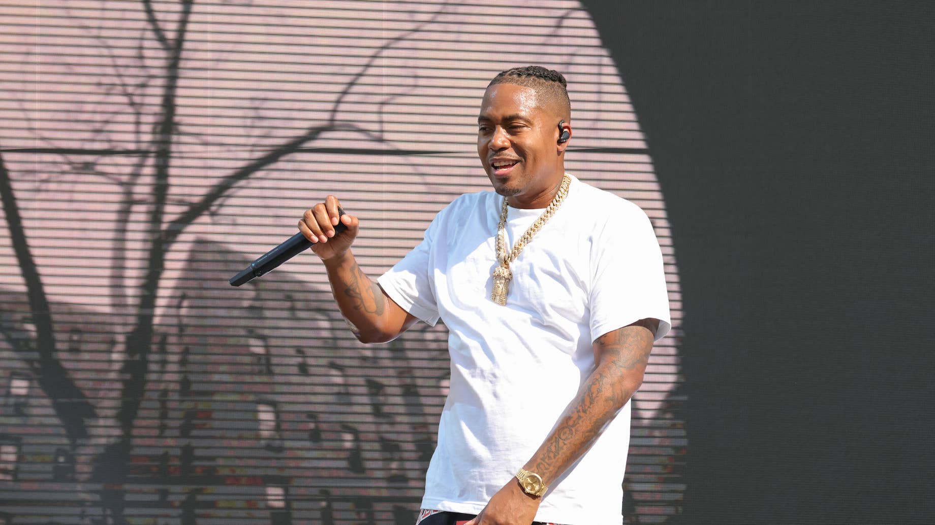 Nas Runs Into Cousin He Hasn't Seen in Over 20 Years While Performing ...