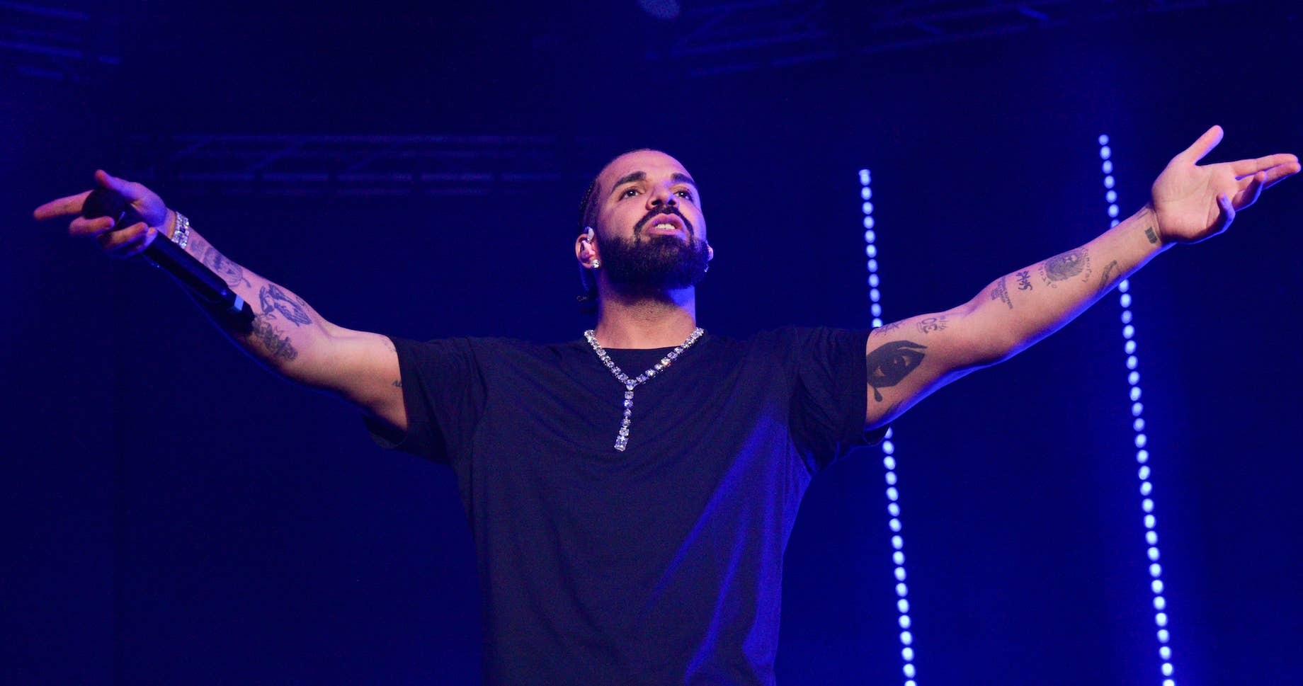 Drake Unveils Extravagant Alex Moss Chain Honoring Toronto Sports Teams ...