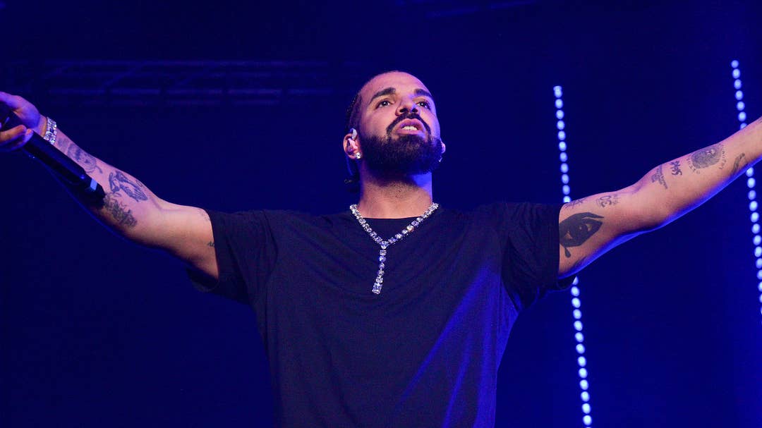 Drake Unveils Extravagant Alex Moss Chain Honoring Toronto Sports Teams ...