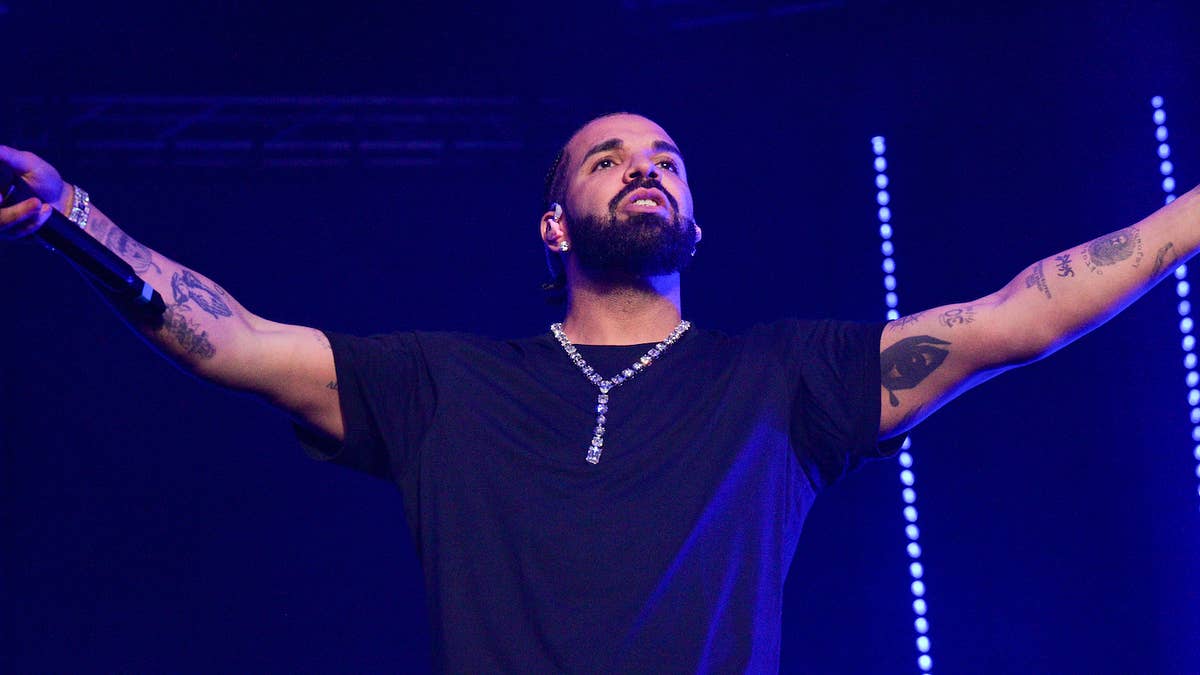 Drake Unveils Extravagant Alex Moss Chain Honoring Toronto Sports Teams ...