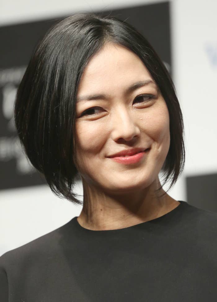 板谷由夏が大胆vネック姿を披露→「色気が漂ってる」「めっちゃカッコイイ」と話題に「ギリギリの深さ」にこだわりも…?