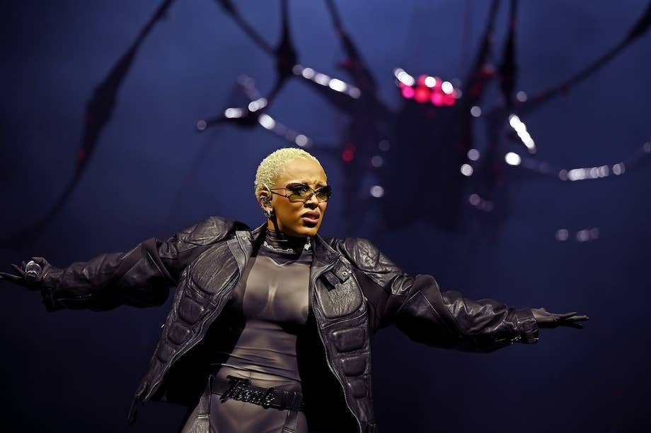 Watch Doja Cat Hilariously React to Her Mic Going Out While Performing ...