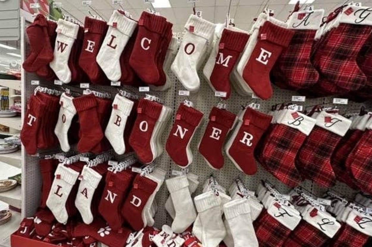 17 Funny Christmas Decorations That Win The Holidays
